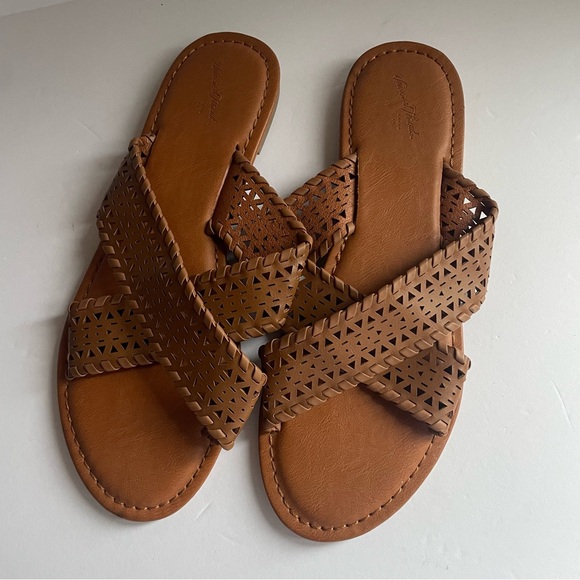 Universal Thread | Shoes | Universal Threads Co Flat Sandals | Poshmark